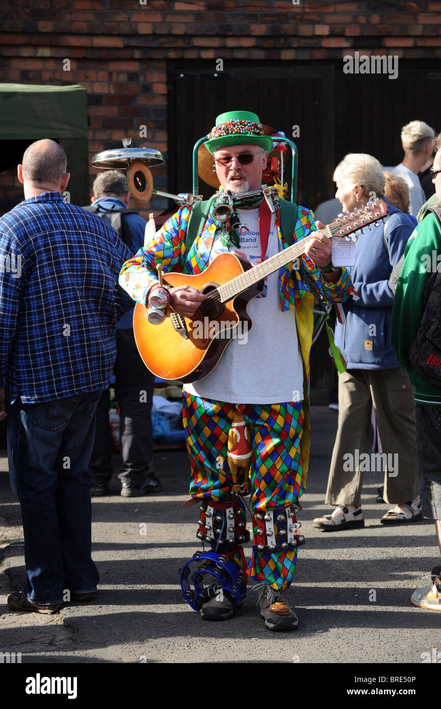 One man band and busker hi-res stock photography and images - Alamy