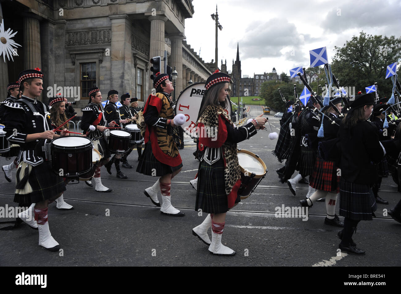 Bagpipe uniform hi-res stock photography and images - Alamy