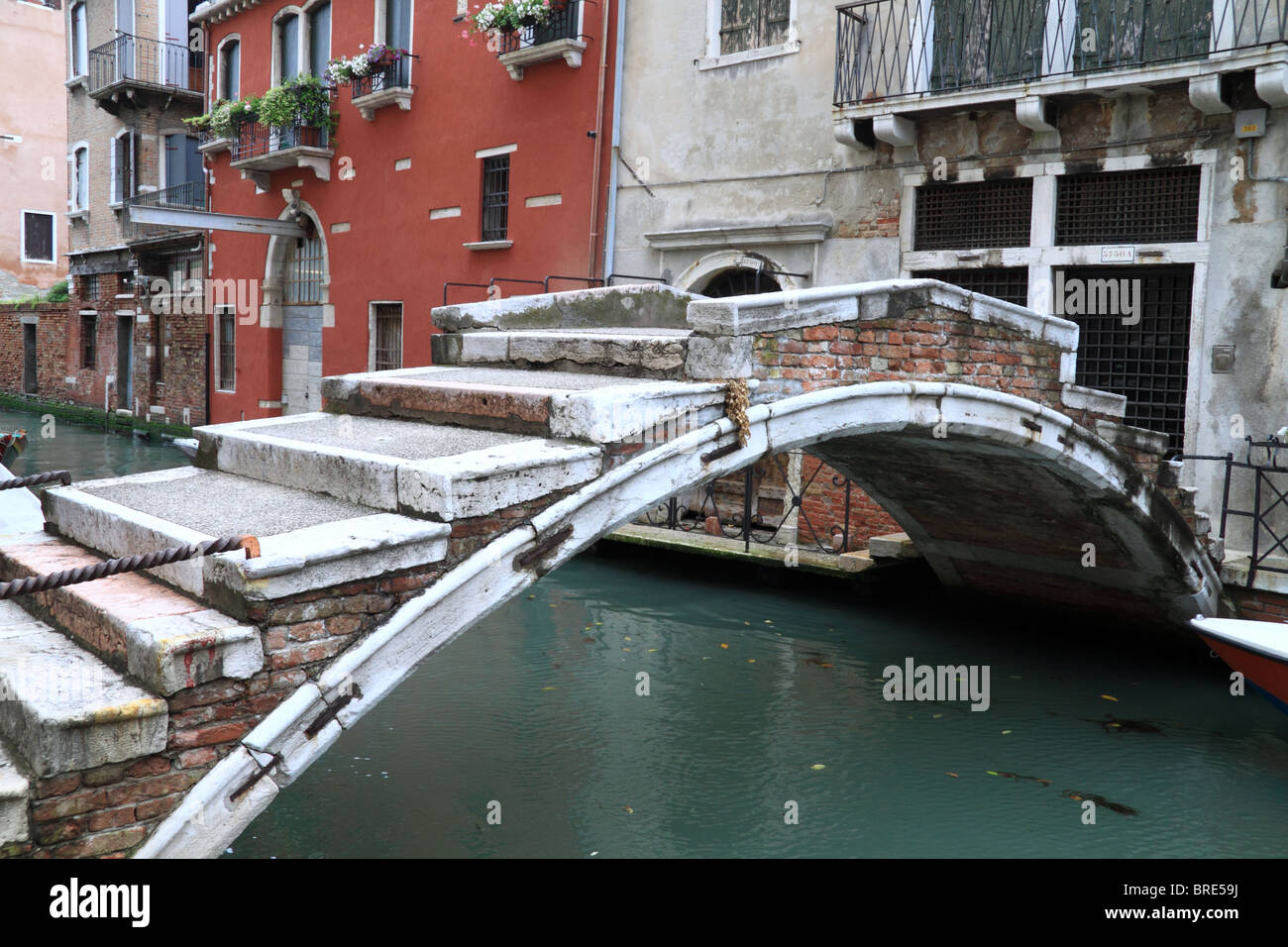 Bridge with no parapet in Venice Stock Photo - Alamy