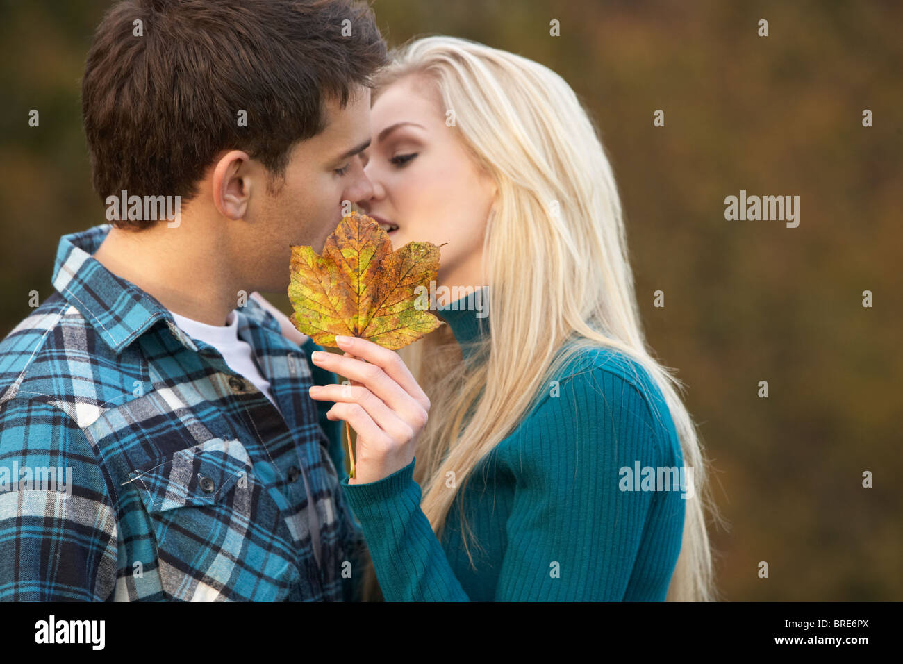 Teen couple kissing hi-res stock photography and images - Alamy