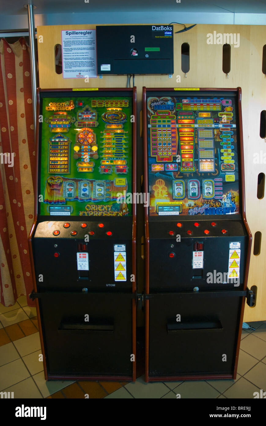 Old fruit machine hi-res stock photography and images - Alamy