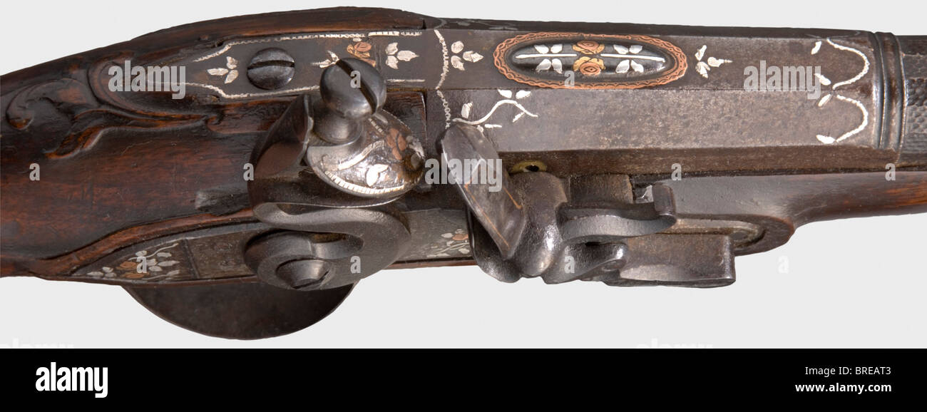 A pair of flintlock pistols, Tula, circa 1810 Smooth bore barrels in 17 ...