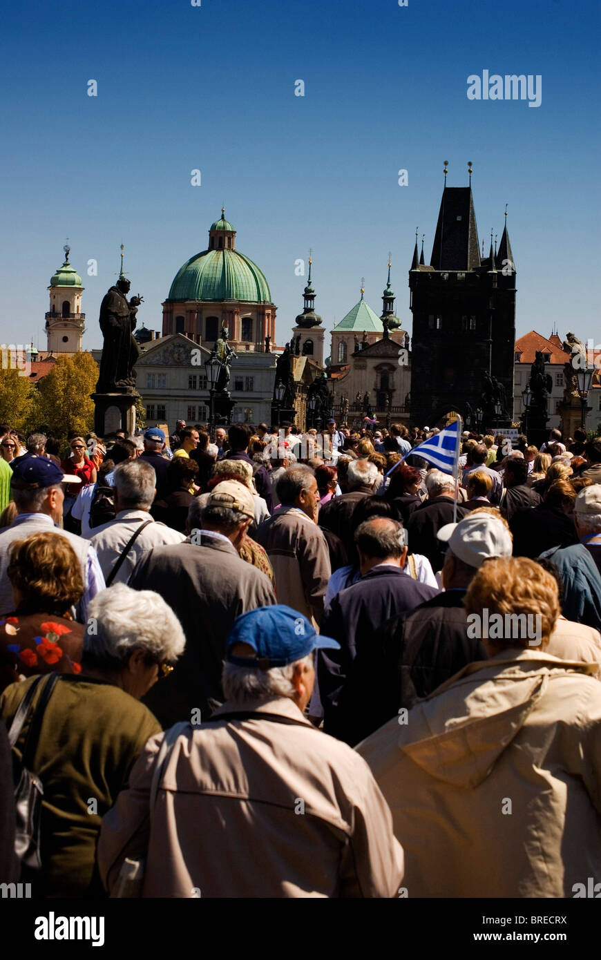 crowd of tourists on the Charles bridge in Prague Stock Photo - Alamy