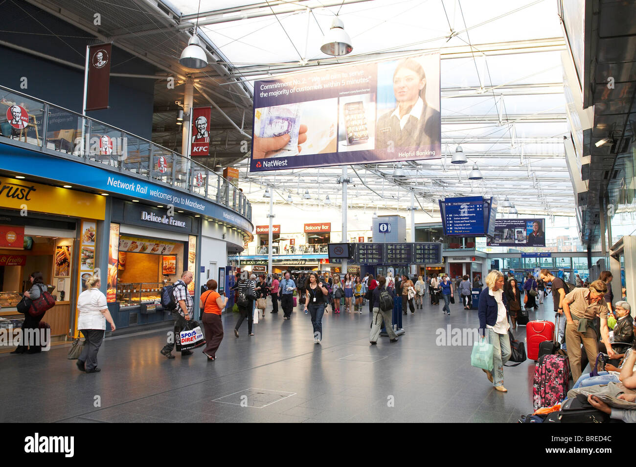 Inside Piccadilly Railway station in Manchester UK Stock Photo - Alamy