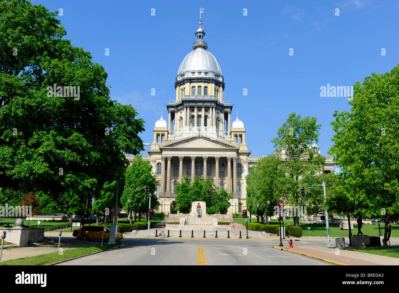 Abraham Lincoln Statue in front of Illinois State Capitol Building ...