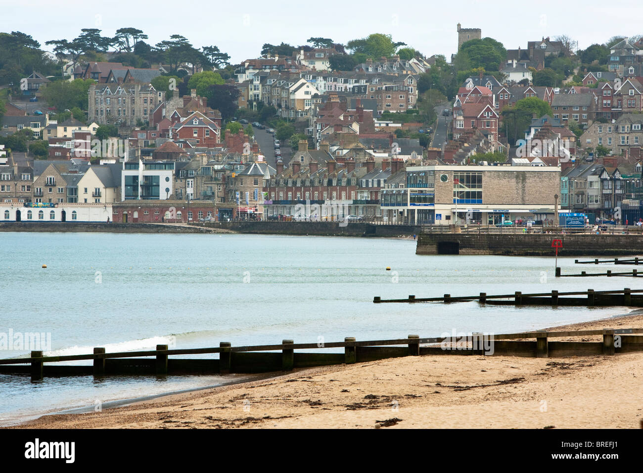 Looking along the beach at Swanage towards the town centre showing the ...