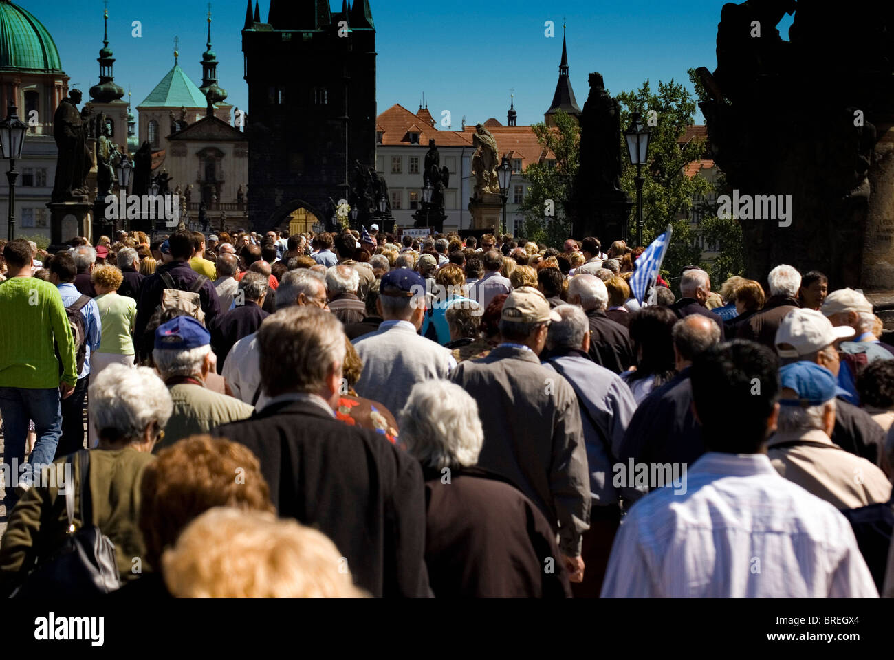 crowd of tourists on the Charles bridge in Prague Stock Photo - Alamy
