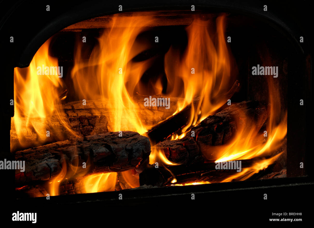 Flaming logs hi-res stock photography and images - Alamy