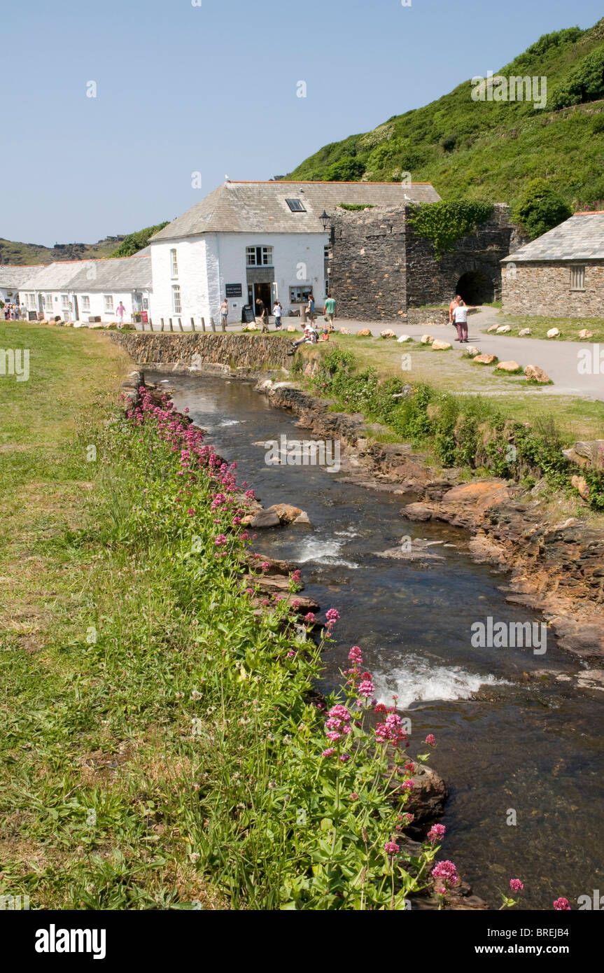 Popular tourist resort boscastle hi-res stock photography and images ...