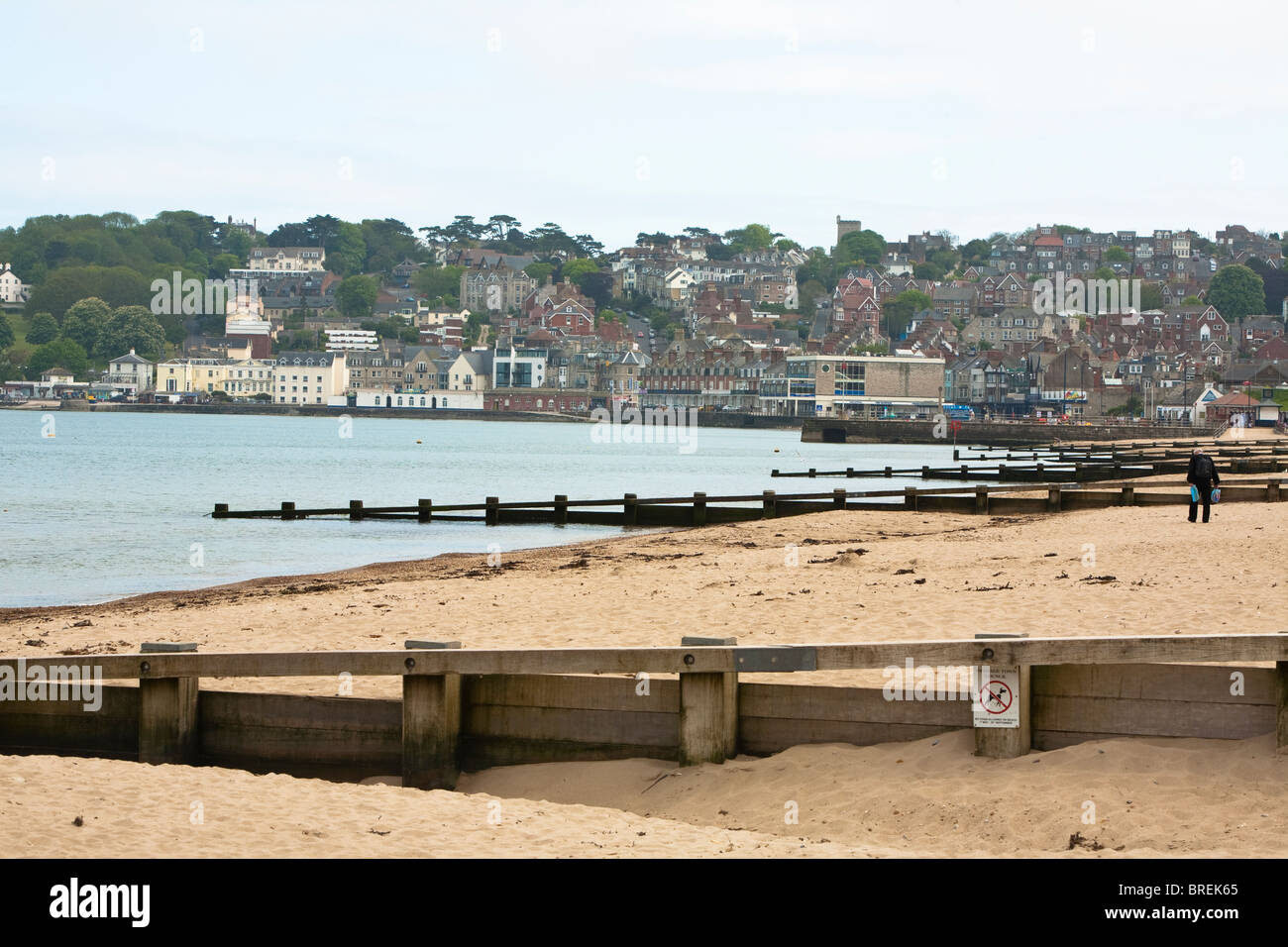 Looking along the beach at Swanage towards the town centre showing the ...