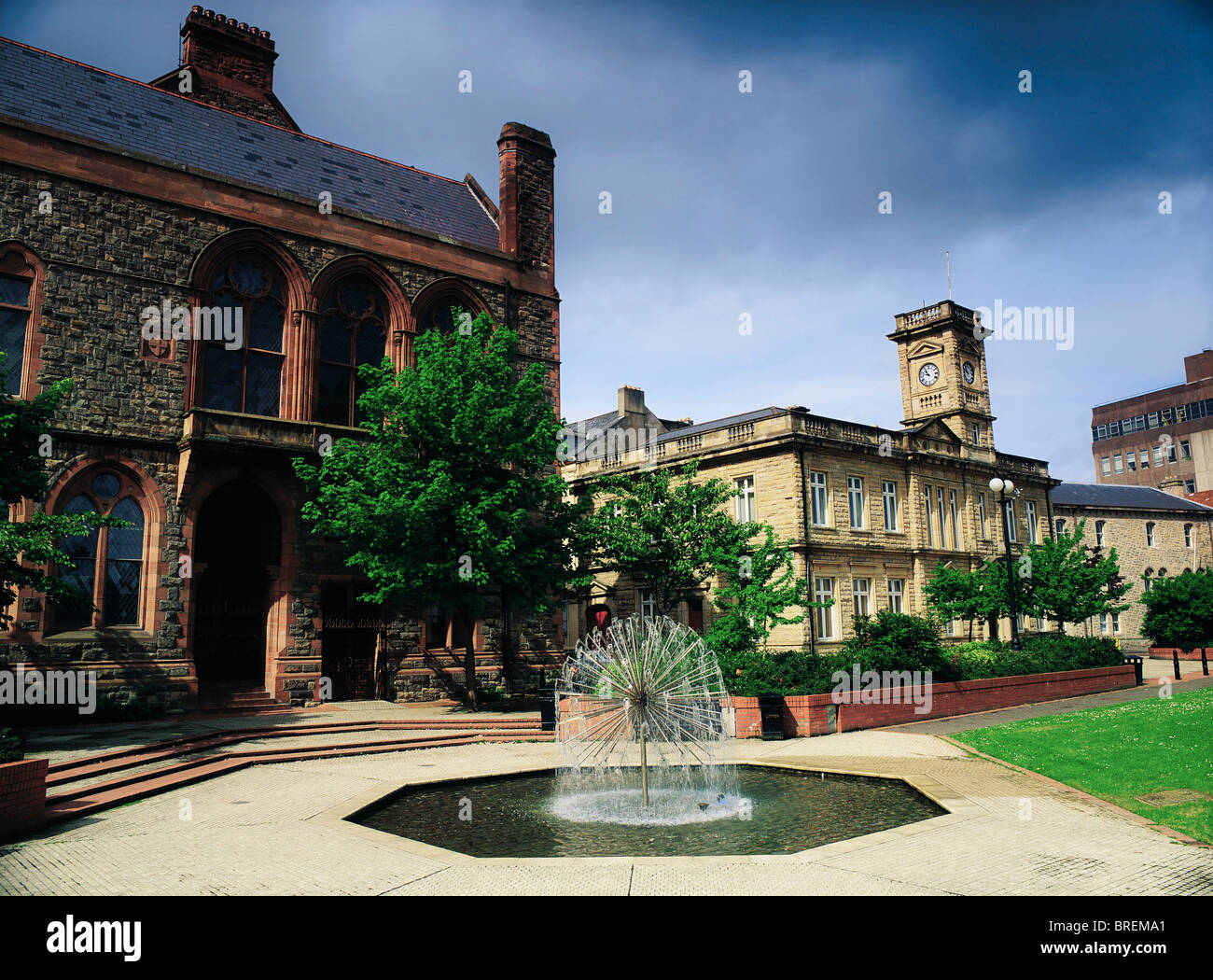 Guildhall taphouse, londonderry hi-res stock photography and images - Alamy