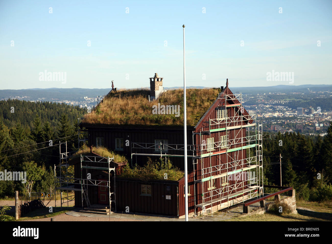 Traditional timber house with grass on the roof Norway Stock Photo - Alamy