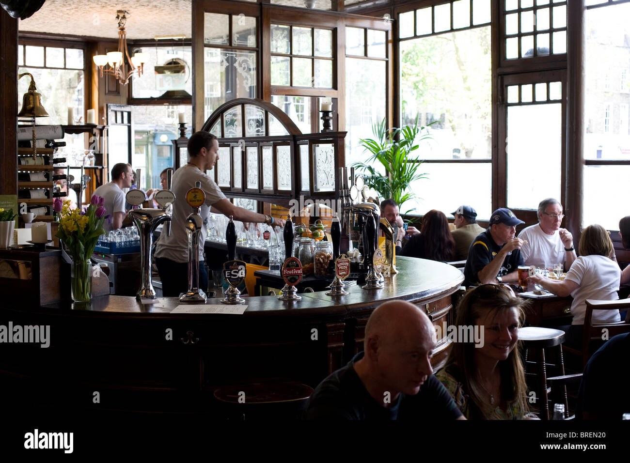 Victorian pub hi-res stock photography and images - Alamy