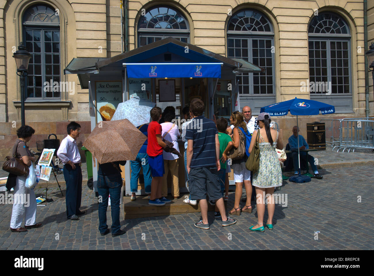 Queuing at an ice cream kiosk hi-res stock photography and images - Alamy