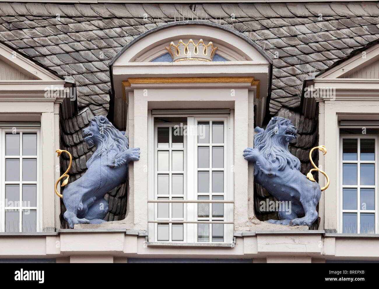 Statues of lions hi-res stock photography and images - Alamy