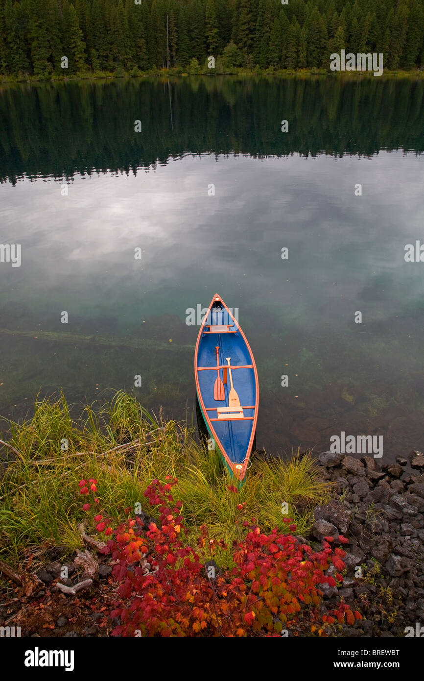 A canoe on the bank of Clear Lake in the Oregon Cascades on an autumn ...