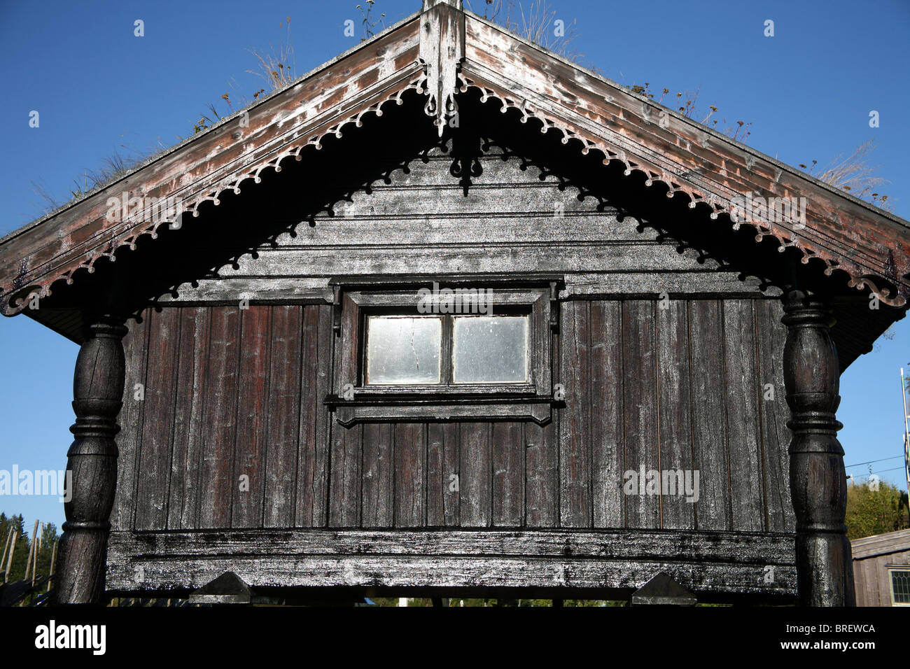 Traditional timber house with grass on the roof Norway Stock Photo - Alamy