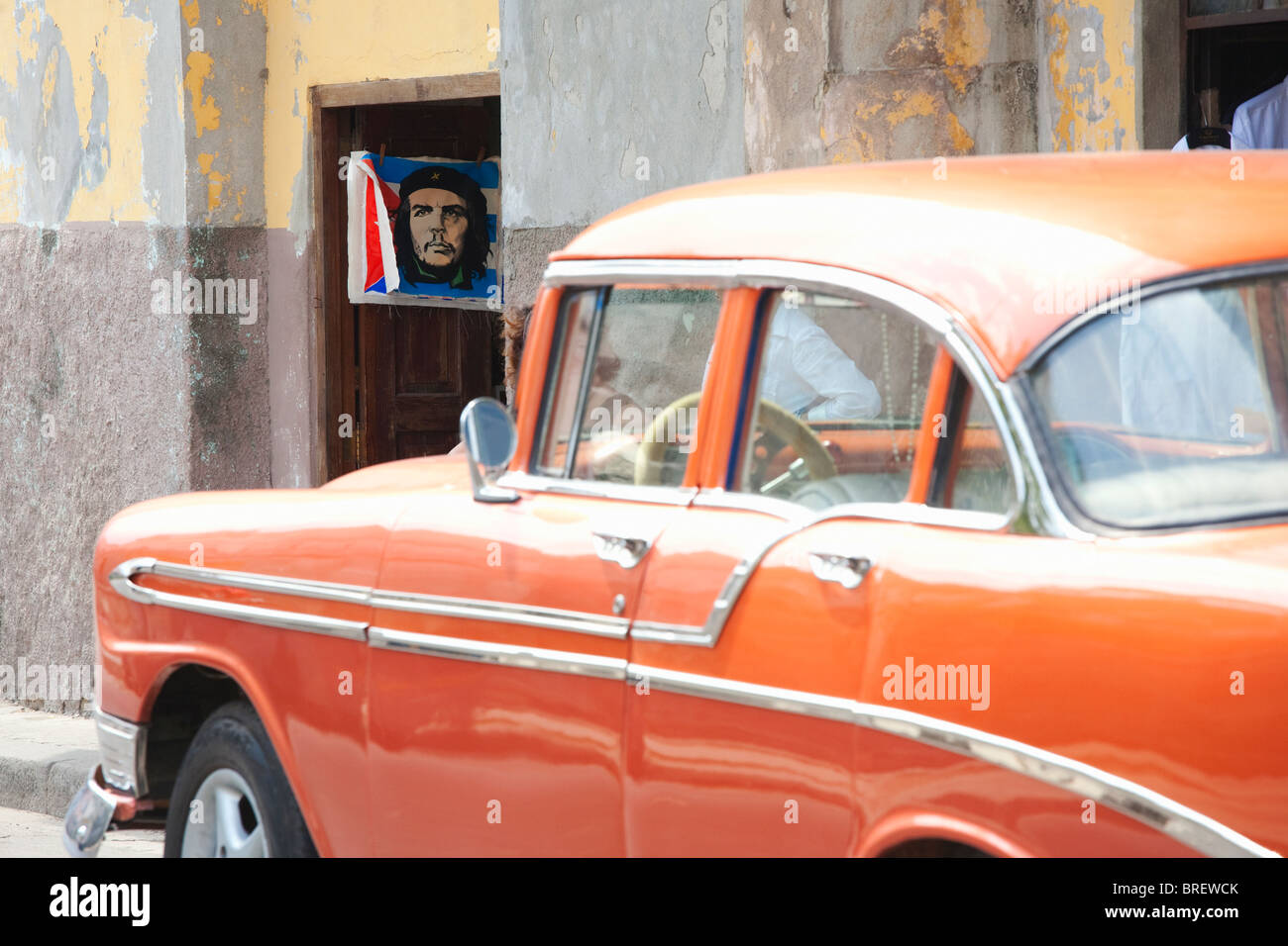 HAVANA: VINTAGE CAR AND CHE GUEVARA POSTER Stock Photo - Alamy