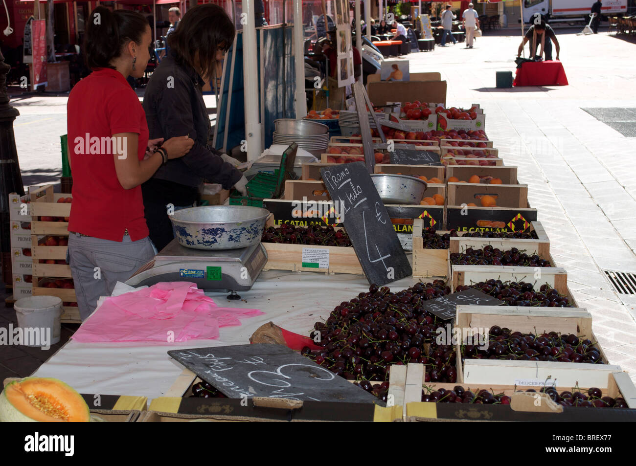 Setting up market hi-res stock photography and images - Alamy