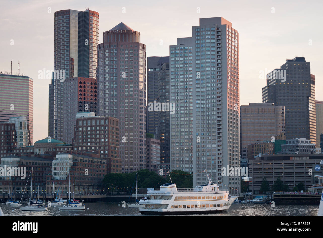 Sunset on boston skyline hi-res stock photography and images - Alamy