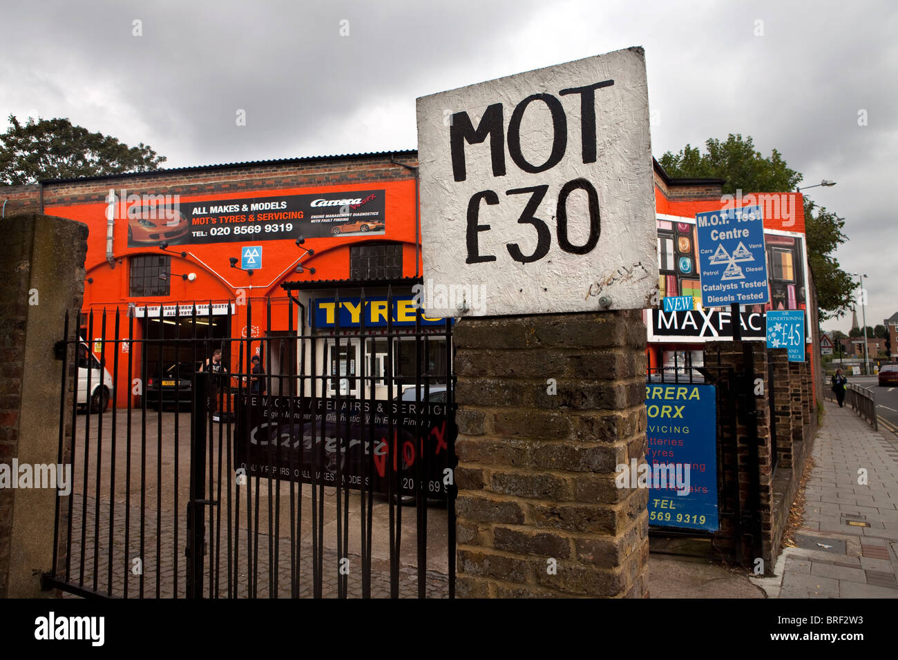 Garage displaying MOT sign, Brentford, London Stock Photo - Alamy