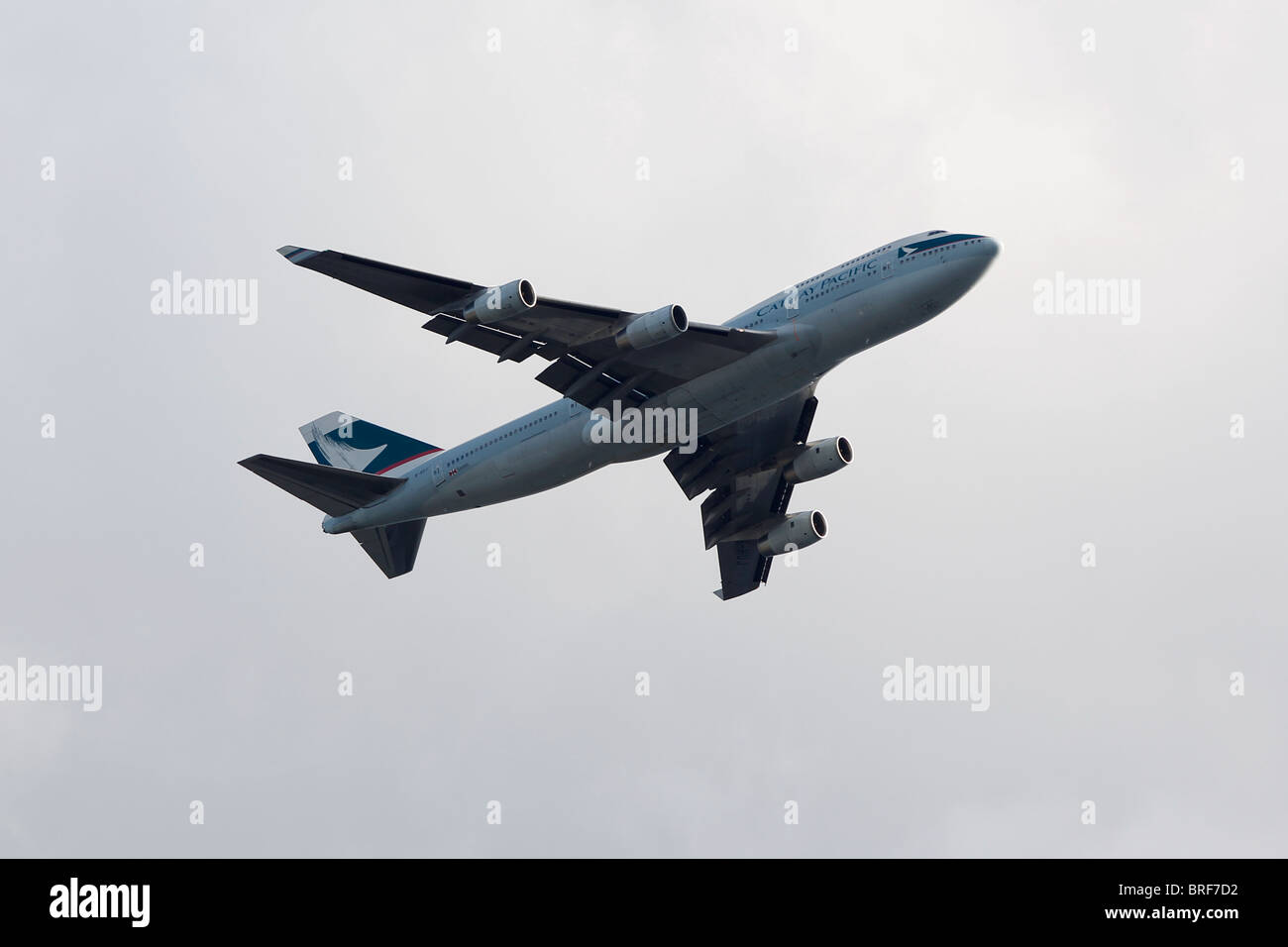 Jumbo jet flying hi-res stock photography and images - Alamy