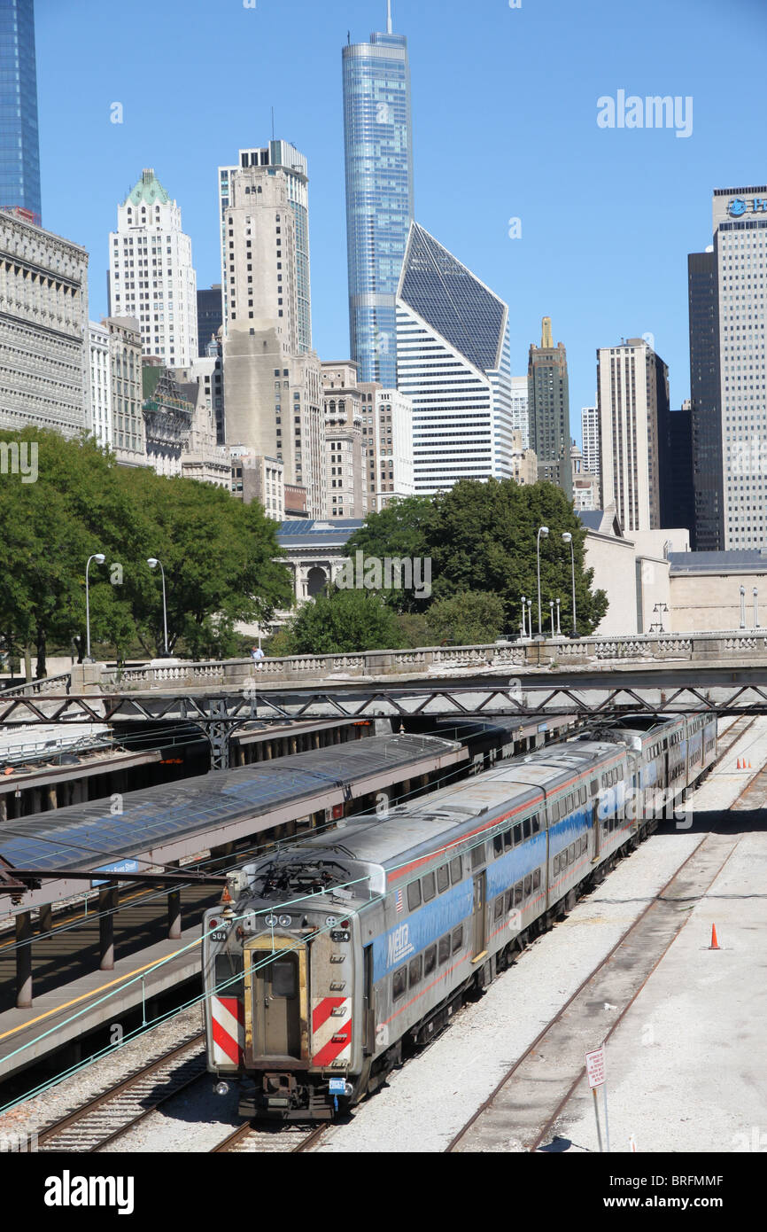 Chicago Skyline with commuter trains Stock Photo - Alamy
