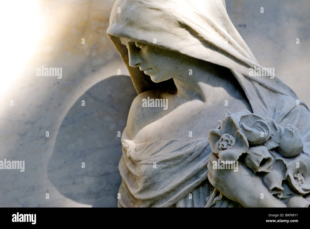 Statue of a grieving woman at the Ohlsdorf cemetery in Hamburg Stock ...