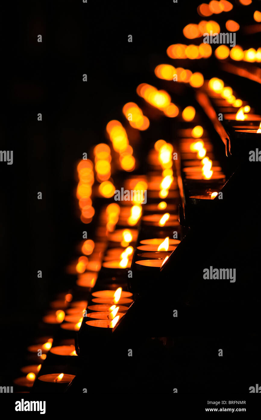 Row of lit lights hi-res stock photography and images - Alamy