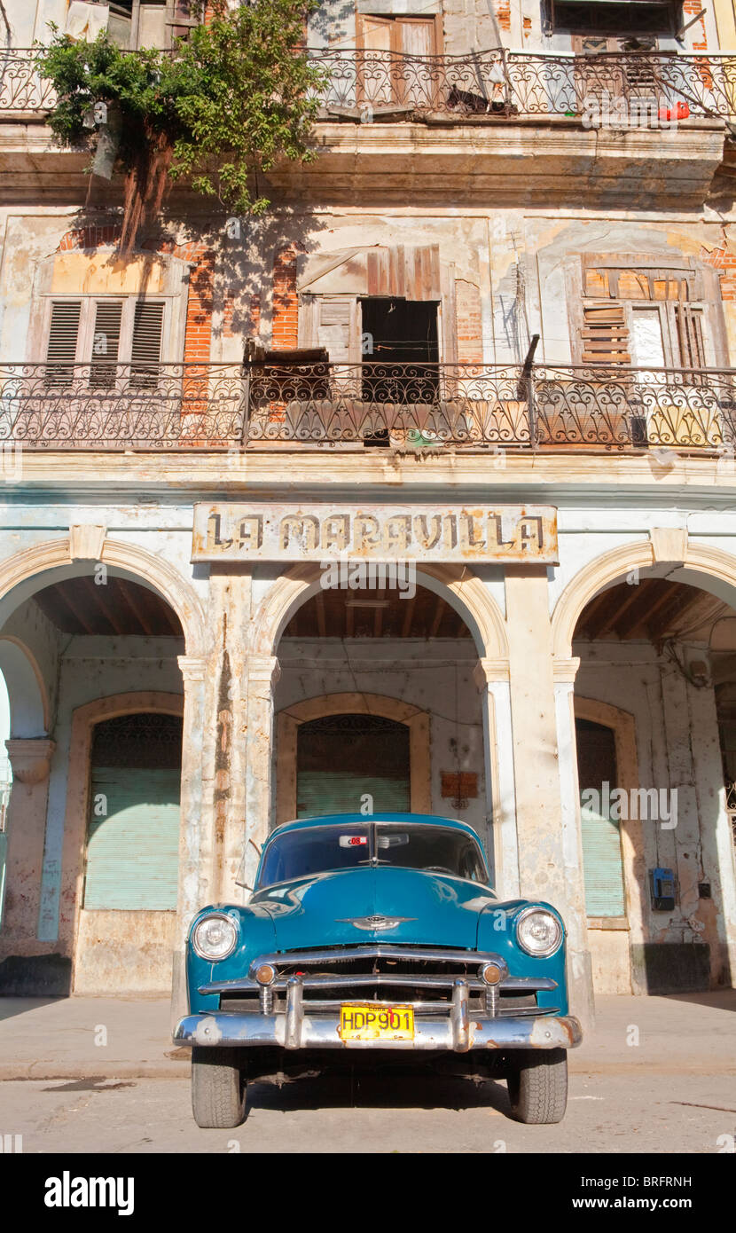 HABANA VIEJA: CLASSIC AMERICAN CAR AND COLONIAL BUILDING Stock Photo ...