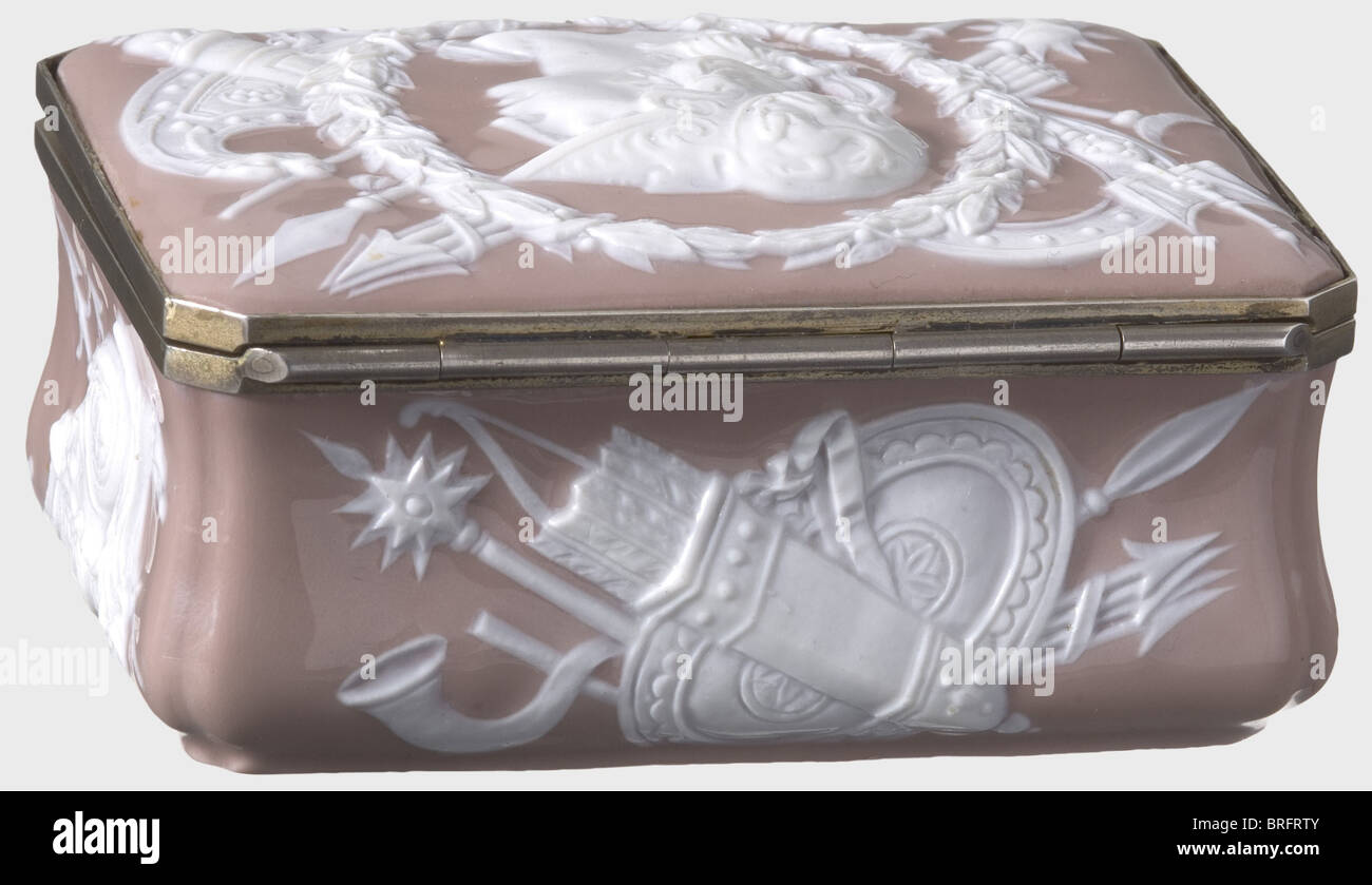 A snuff box, made by the Meissen Factory, end of the 19th century ...