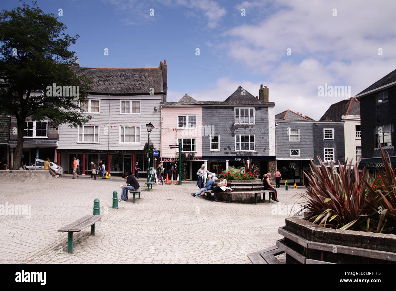 Totnes high street town hi-res stock photography and images - Alamy