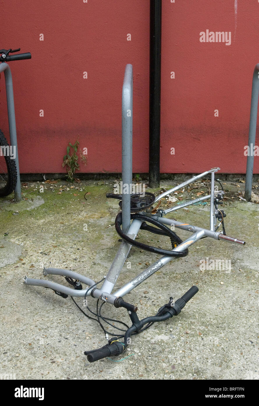 Missing wheels hi-res stock photography and images - Alamy