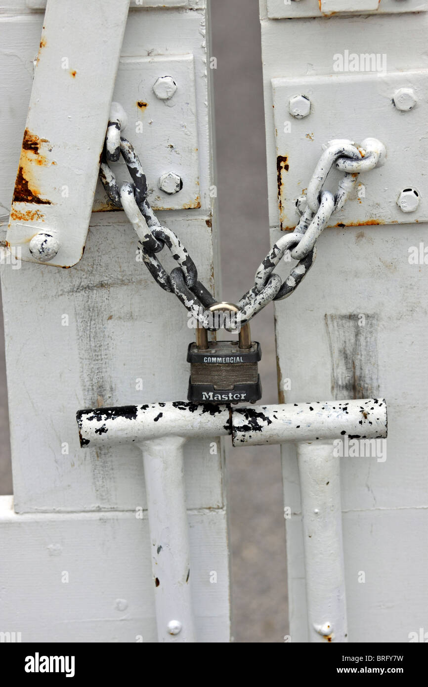 Padlocked gate hi-res stock photography and images - Alamy