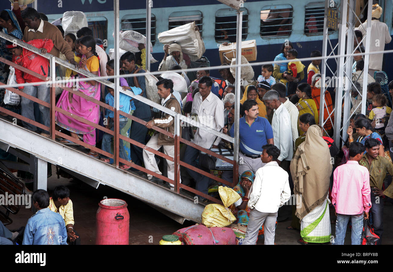 Poeple at the railway station of Katni, Madhya Pradesh, India Stock ...