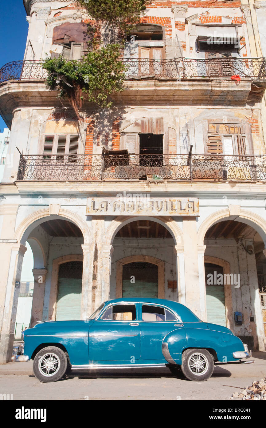 HABANA VIEJA: CLASSIC AMERICAN CAR AND COLONIAL BUILDING Stock Photo ...