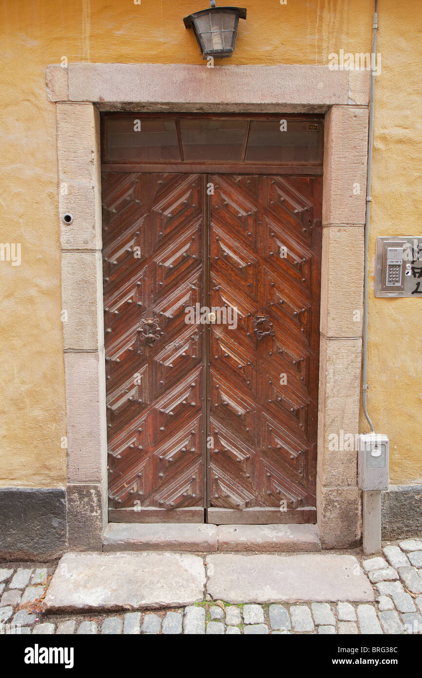 Grand front door wood wooden glass diagonal lines pattern paten hi-res ...