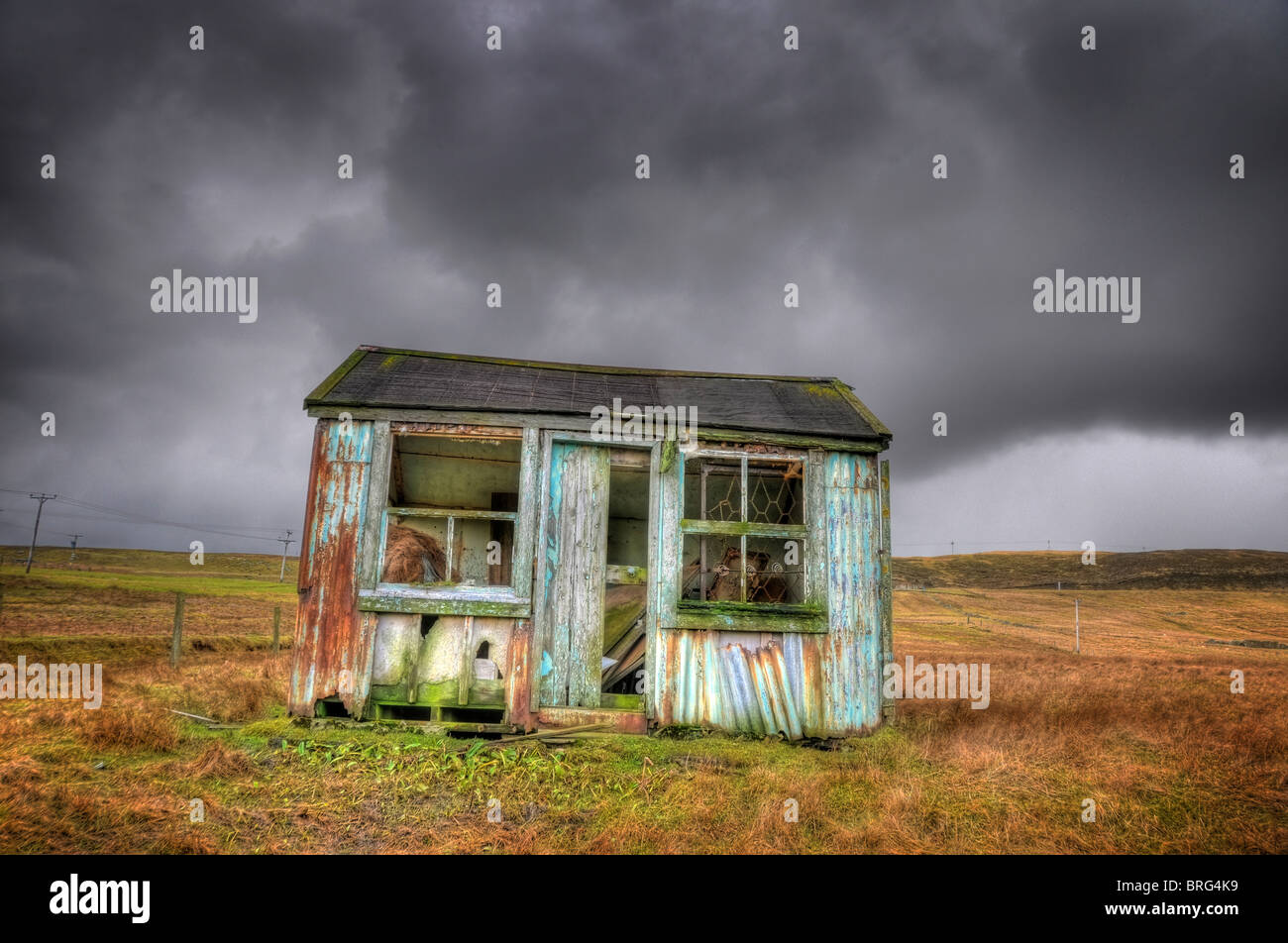 Shed in field hi-res stock photography and images - Alamy