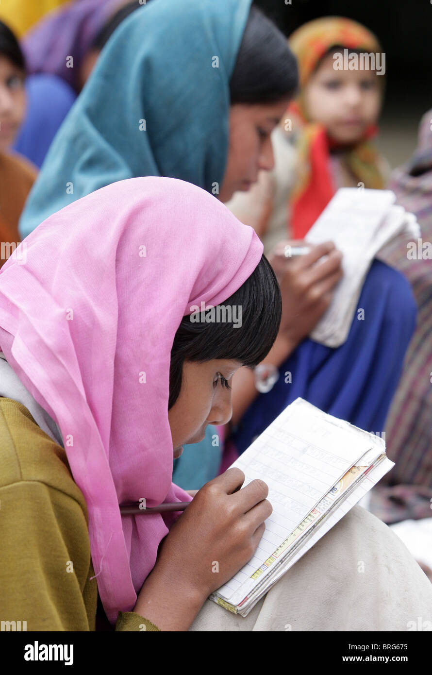 Girls having a informal school lesson outside, Rampur region, Uttar ...