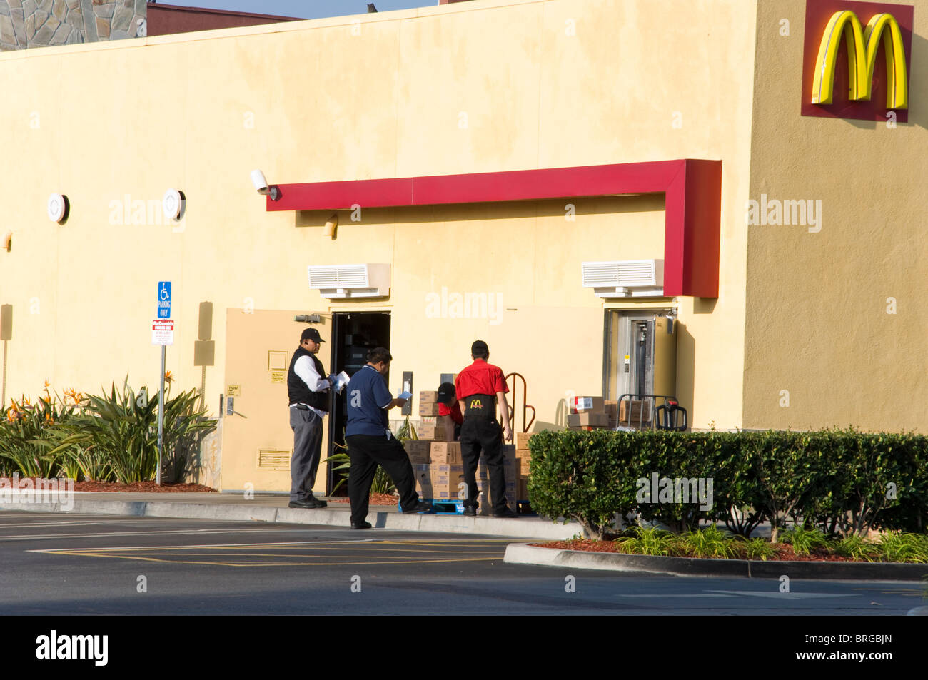 McDonald’s fast food restaurant workers Stock Photo - Alamy