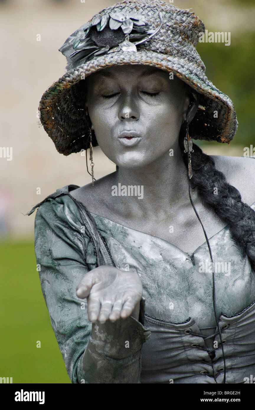 Living statue street entertainer in Jubilee Gardens on the South Bank ...