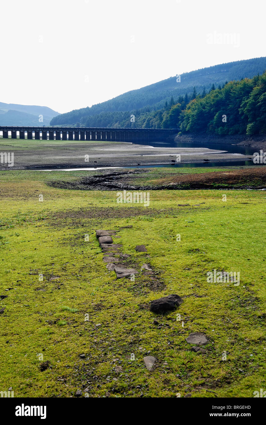 Aqueduct derwent reservoir derbyshire hi-res stock photography and ...
