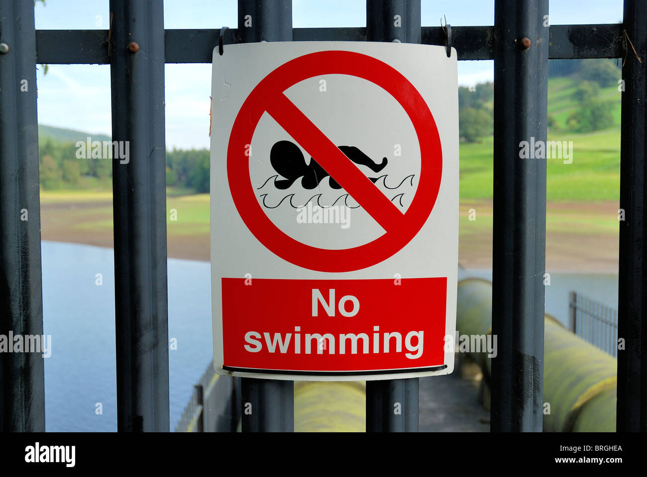 no swimming sign ladybower dam derbyshire england uk Stock Photo - Alamy