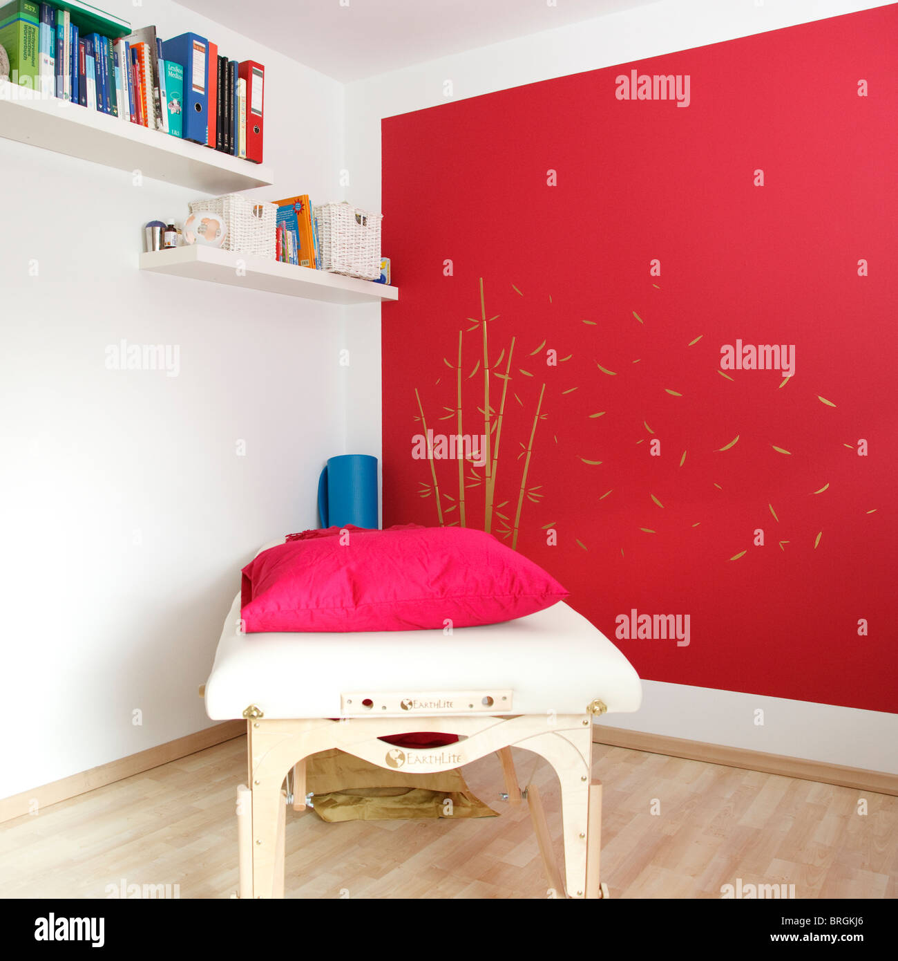 physio therapy practice Stock Photo - Alamy