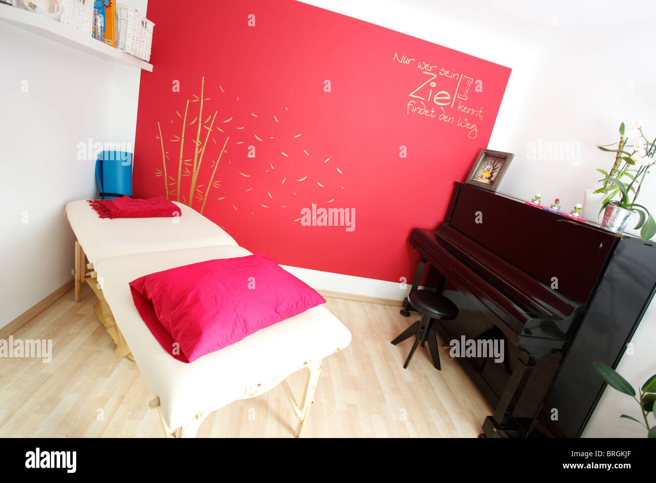 physio therapy practice Stock Photo - Alamy