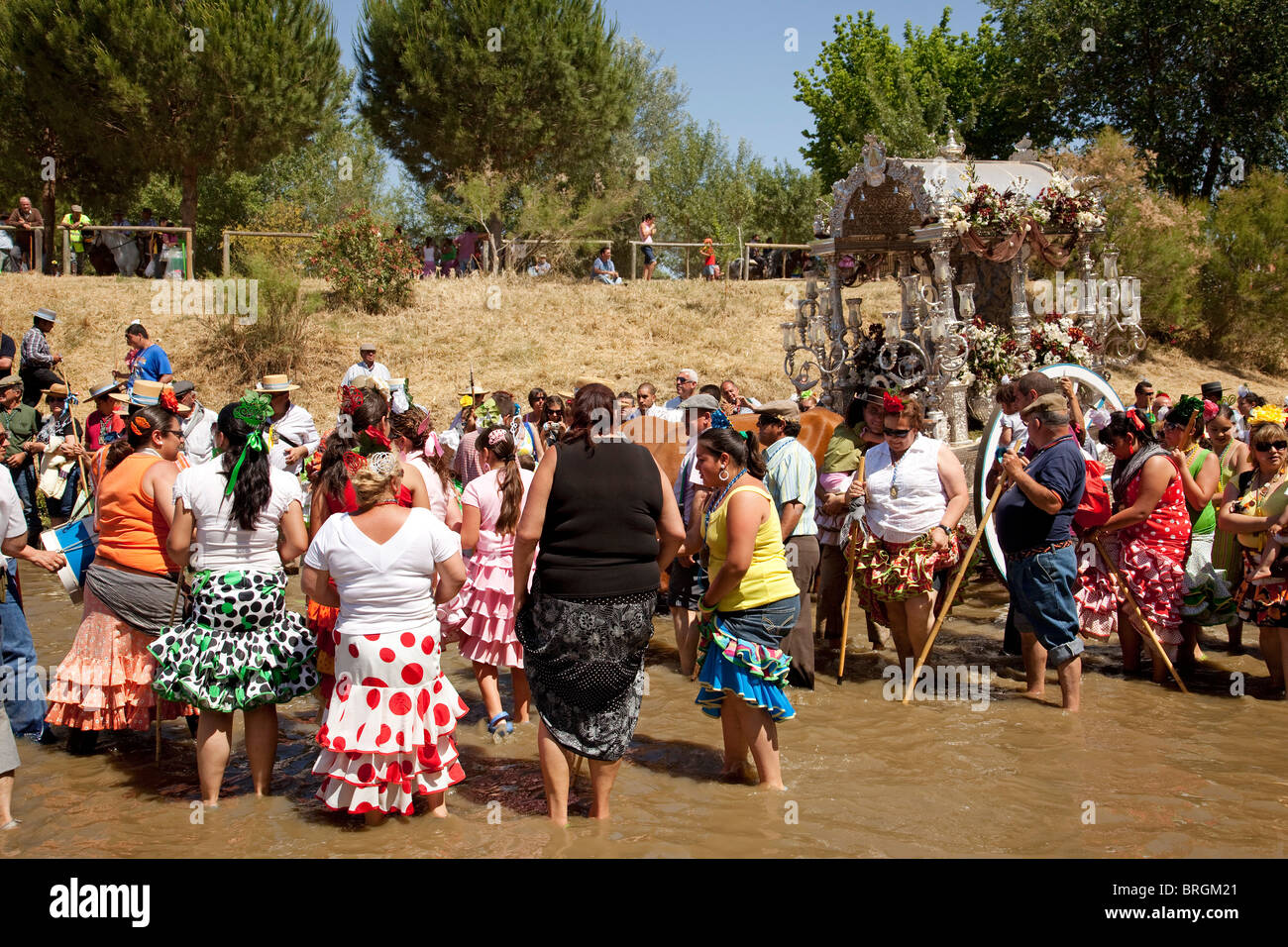Peregrinos haciendo el Camino del El Rocio Villamanrique Sevilla ...