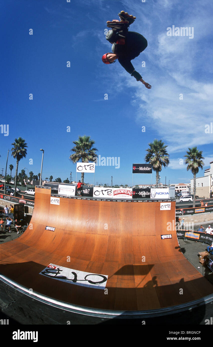 Inline skater on ramp at extreme sports event Stock Photo - Alamy