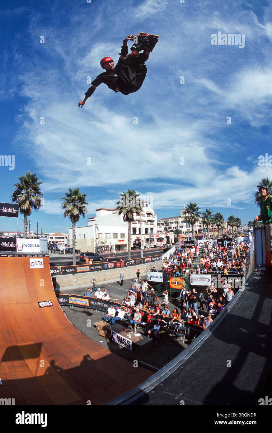 Inline skater on ramp at extreme sports event Stock Photo - Alamy