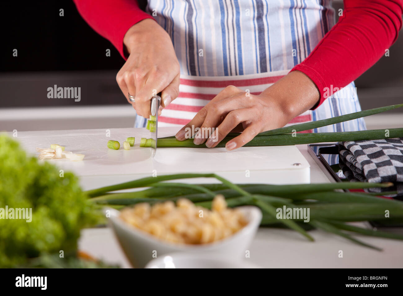 Woman hand cutting spring onions Stock Photo - Alamy