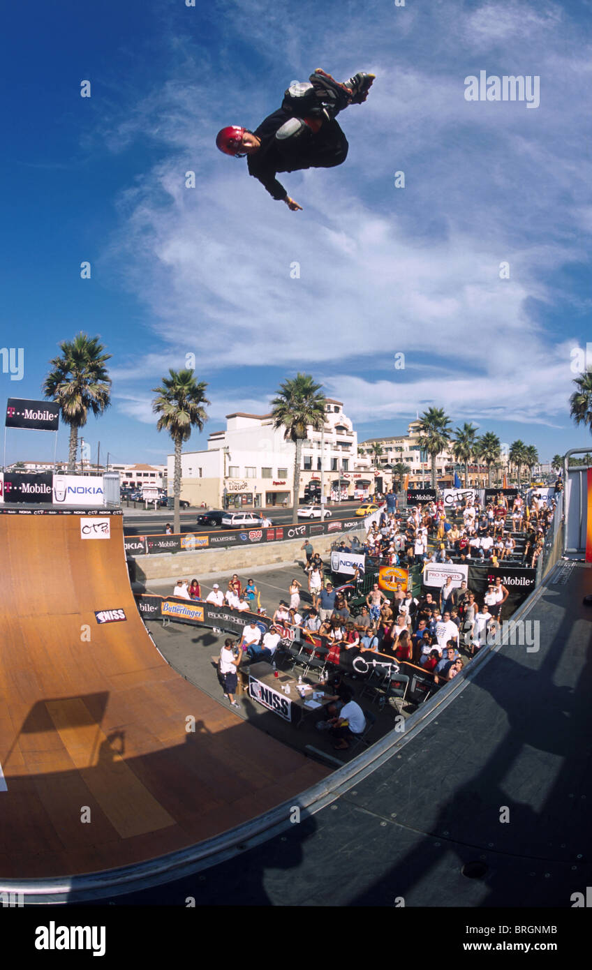Inline skater on ramp at extreme sports event Stock Photo - Alamy